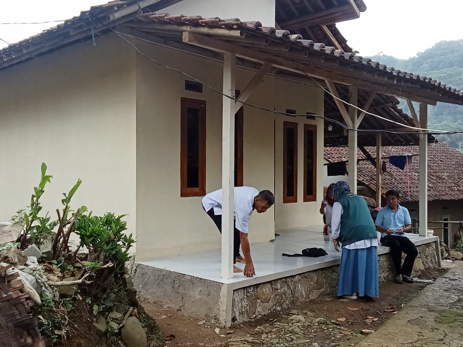 ‎Haru dan Bahagia, Warga Gunung Gadung Akhirnya Miliki Rumah Layak Huni ...
